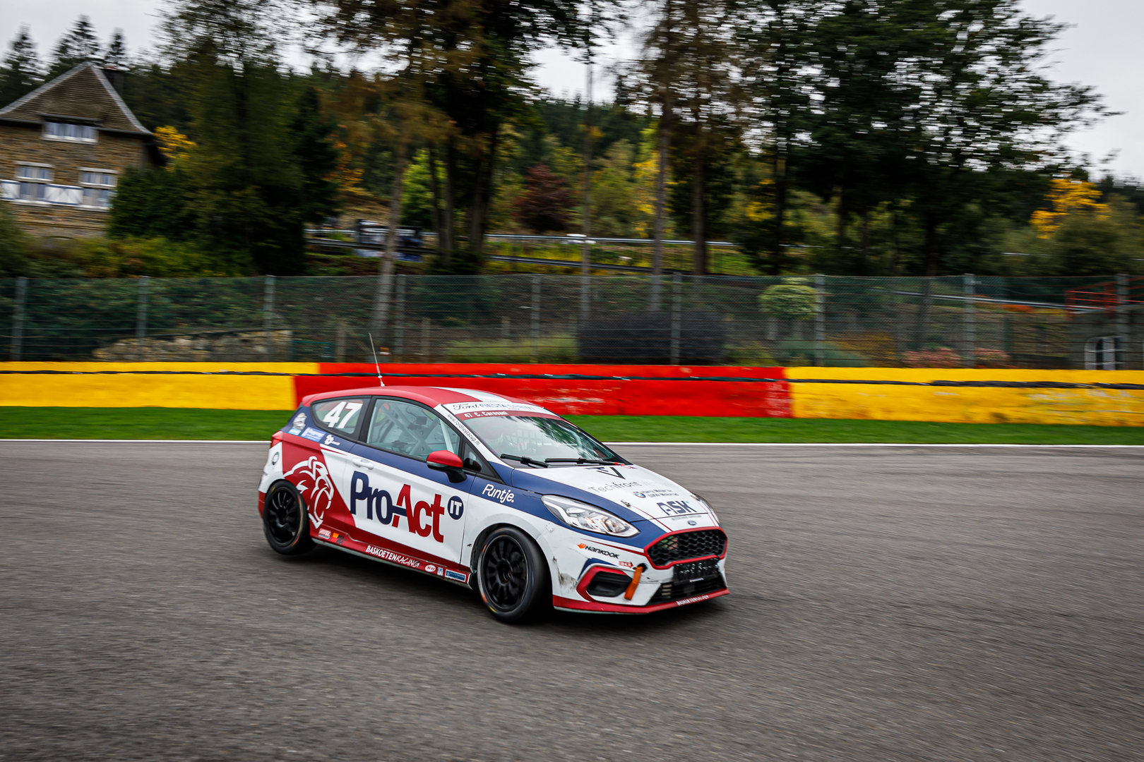 Glibberen en glijden in de Ford Fiesta Sprint Cup met weer Daan Pijl ...