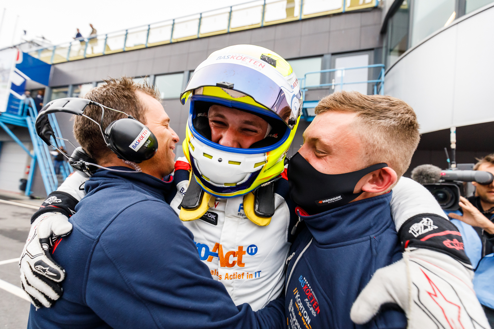Colin Caresani en Rik Koen stelen de show in tweede race in Assen ...