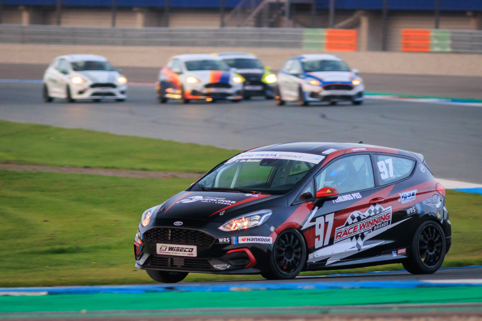 Tomas De Backer wint race 1, titelstrijd nog niet beslist - Ford Fiesta Cup
